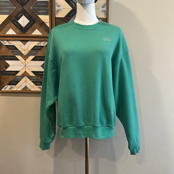 ALO Yoga | Tops | Alo Yoga Accolade Crew Pullover Sweatshirt Green Xs ...